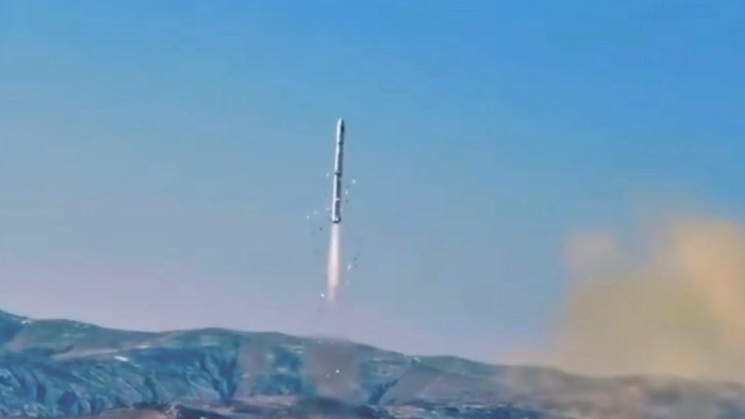 中国成功发射“一箭九星” 火箭腾空而起直冲云霄