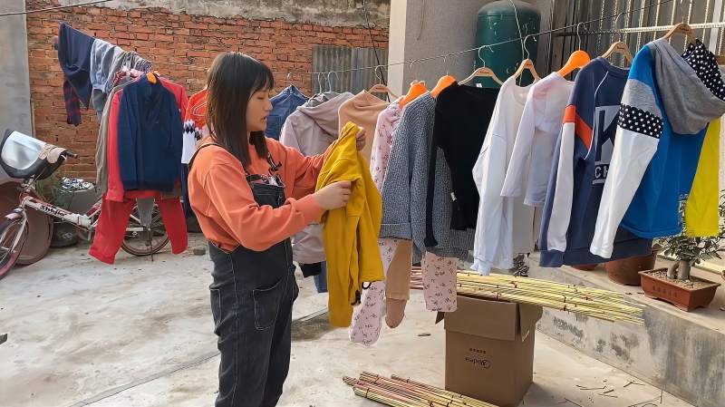 农村媳妇洗衣服,看见儿子的衣服上沾满墨汁,洗着洗着就想恼火