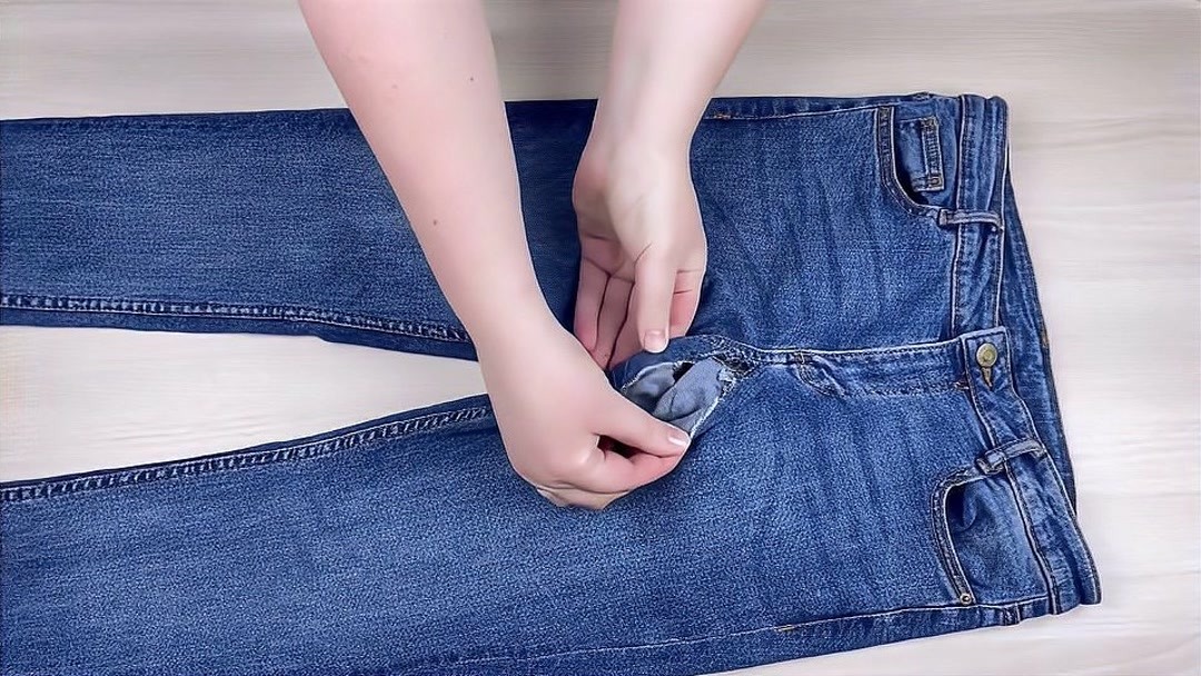 心爱的牛仔裤划破了?老师傅教你这样修补,无痕无缝真实用