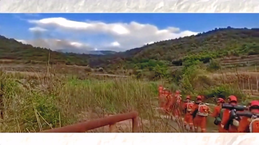 昆明晋宁区双河乡田坝村,发生重大森林火灾,消防员齐心协力去灭火...