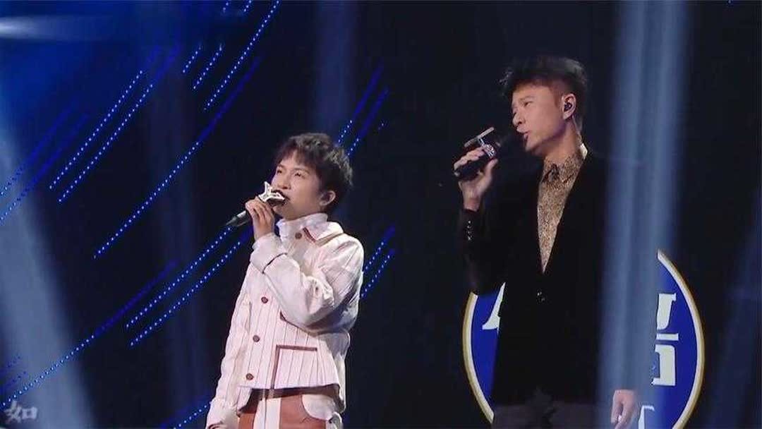 周深李克勤简直是绝配!合唱《突如其来的爱情》,大秀外语太惊艳