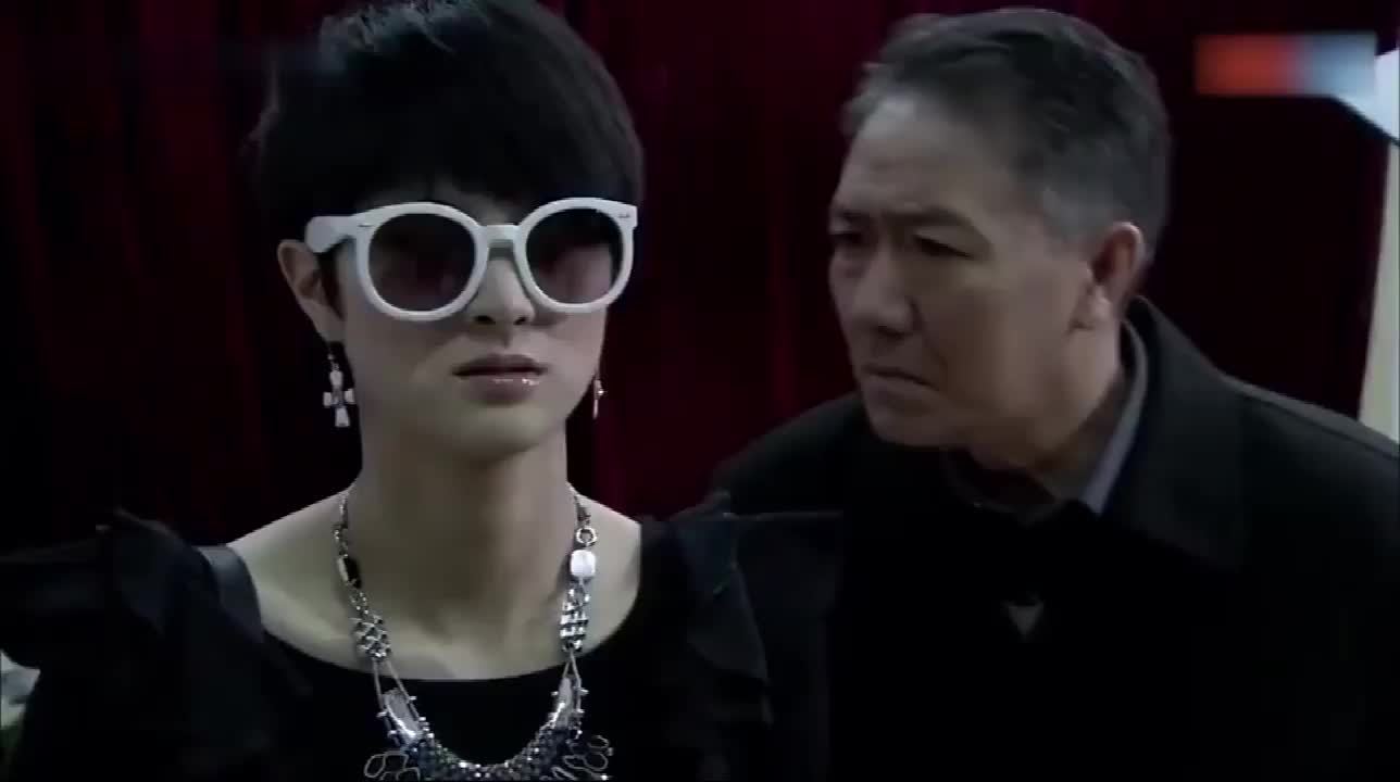 美女和女儿长得一模一样,亲爹把她带回家,女儿看懵:太像了!