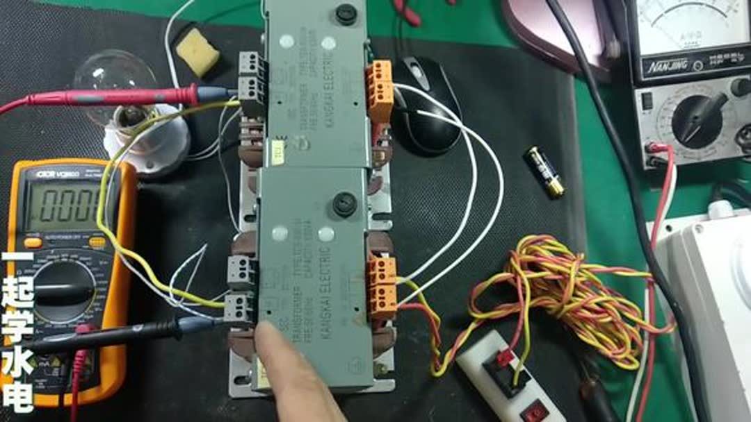 物业电工:用两个110v变压器串联变成220V隔离变压器,效果杠杠的