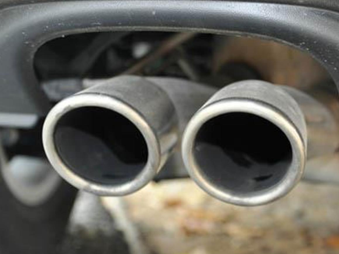 排气管很黑 滴水都是黑的有问题吗？