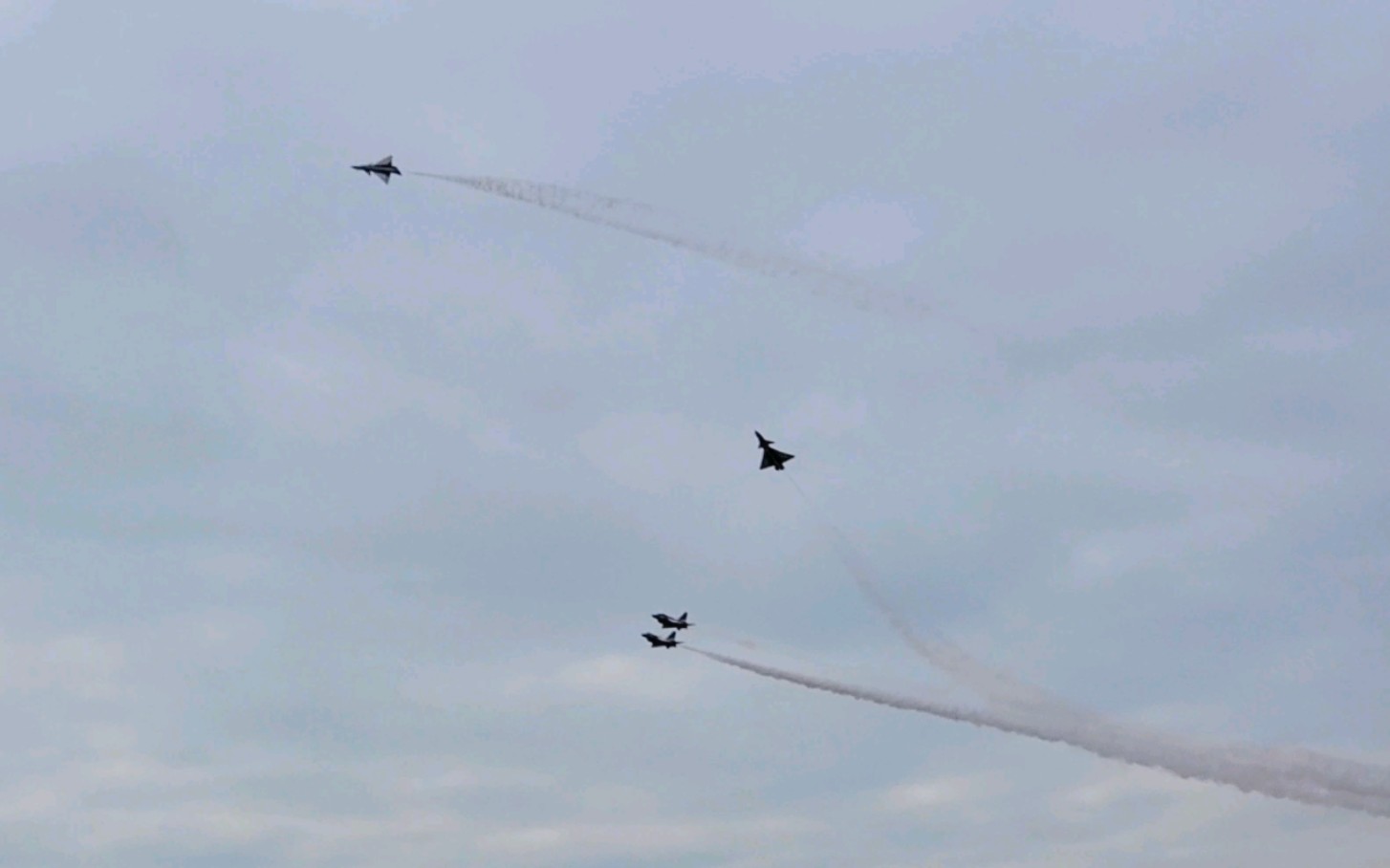 珠海航展 八一飞行表演队上升横滚解散