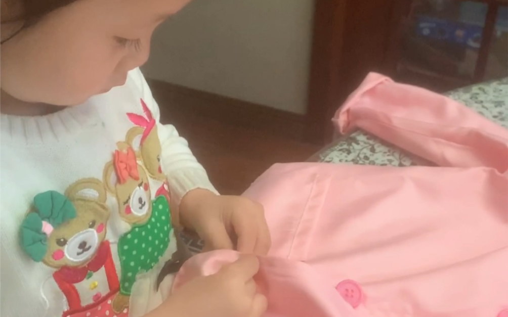 幼儿生活技能锻炼之叠衣服