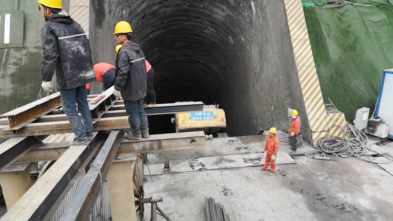 #隧道锚碇施工出渣运输系统#大桥隧道锚钢轨枕结构铺设。