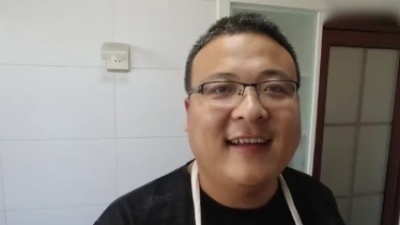 两个人的晚饭:大盘香辣海鲜,辣椒炒鸡蛋,吃煎饼喝白酒,真过瘾