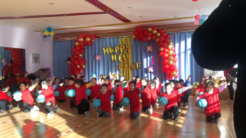 幼儿园篮球舞表演开始了