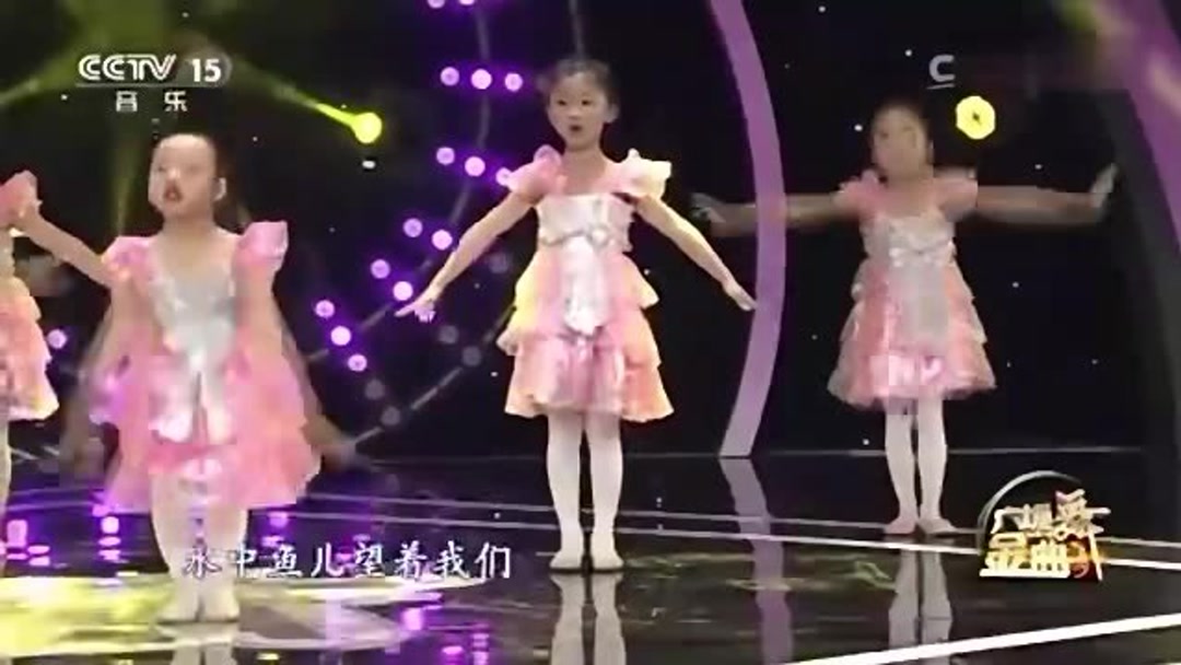 儿童广场舞蹈《让我们荡起双桨》跳的真好看