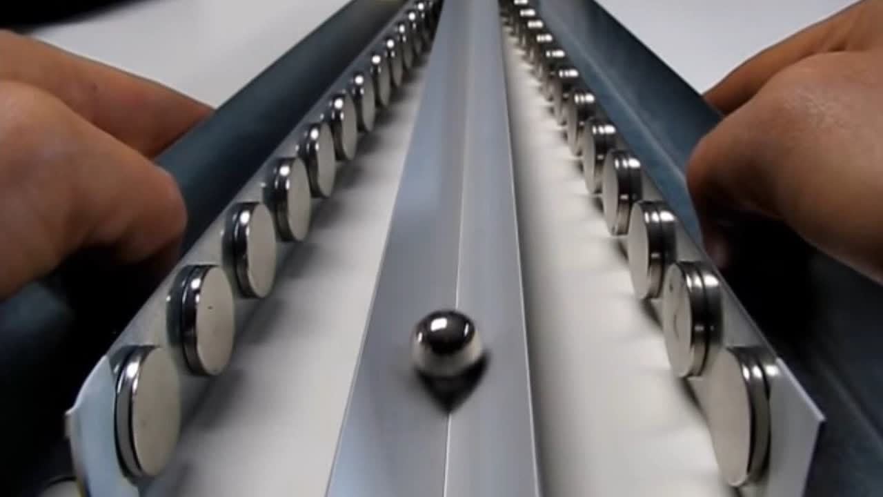 磁悬浮列车为啥那么快?小哥用磁铁小球模拟实验,解开多年疑惑!