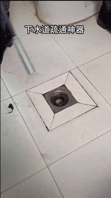 下水道堵了别再傻傻请人疏通了!试试管道疏通器,不伤管道,一按一抓就...