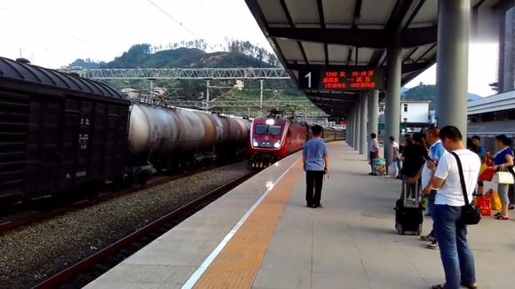 襄渝铁路:成都东至武昌T248次特快列车进万源站停靠