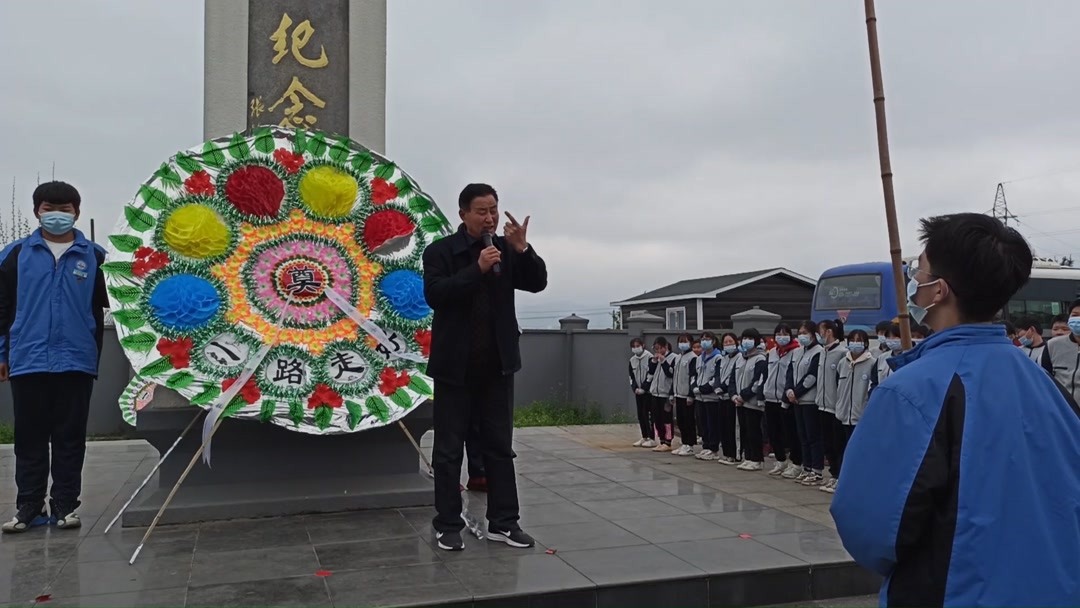 清明节:学生祭扫革命烈士陵园活动——聆听烈士英勇的革命事迹