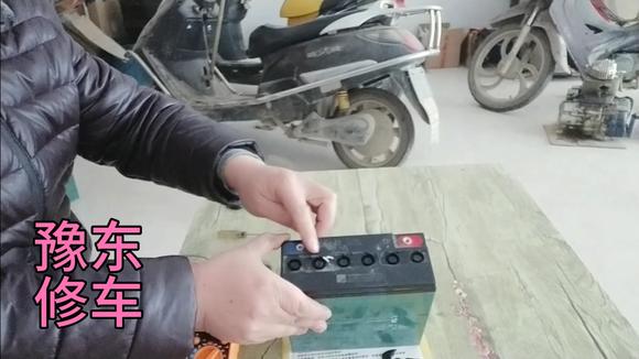 12V20A铅酸蓄电池撬盖拆封,加修复液修复