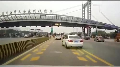 行车记录仪:一不小心蹭了ETC,下高速时侯怎么解决?