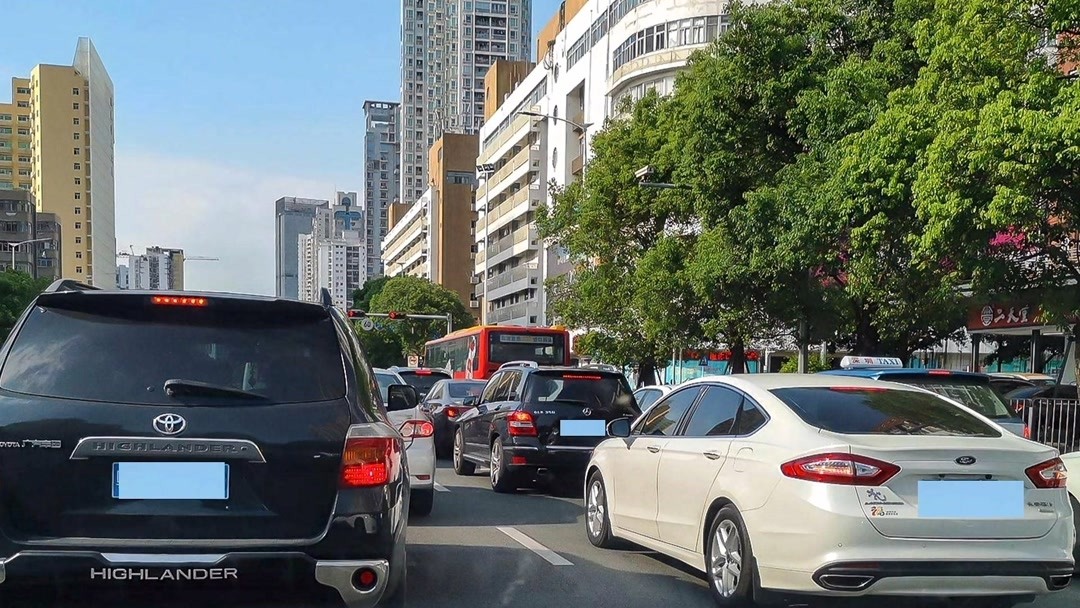 新手驾驶手动挡汽车,在走走停停拥堵路段,这样做简单又不会熄火