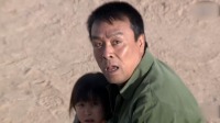 大伙儿施工突然支架倒塌,路过的大爷正好赶上,大伙儿当场慌了!