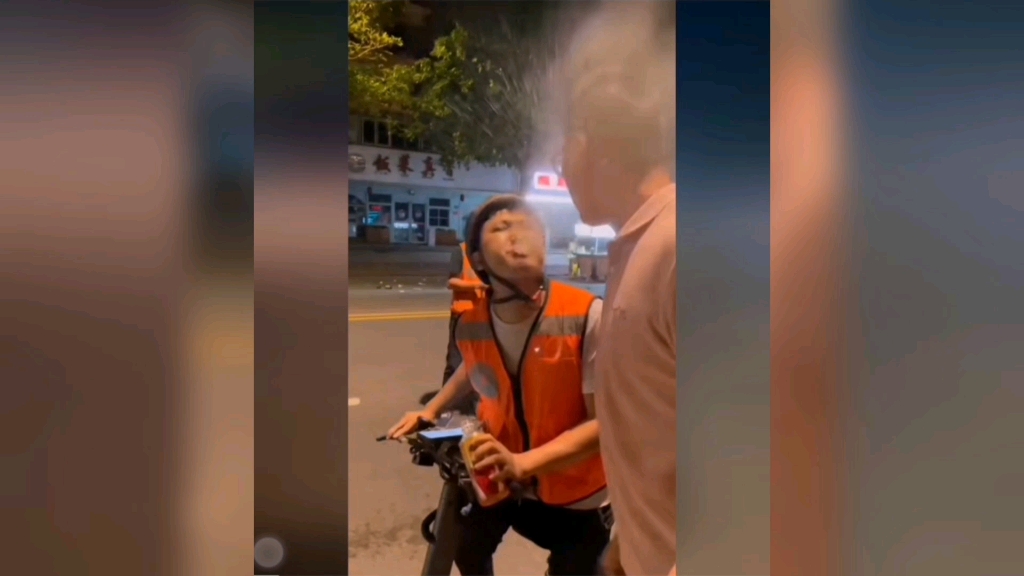 笑死人,两个大男人打架的方式是吐口水