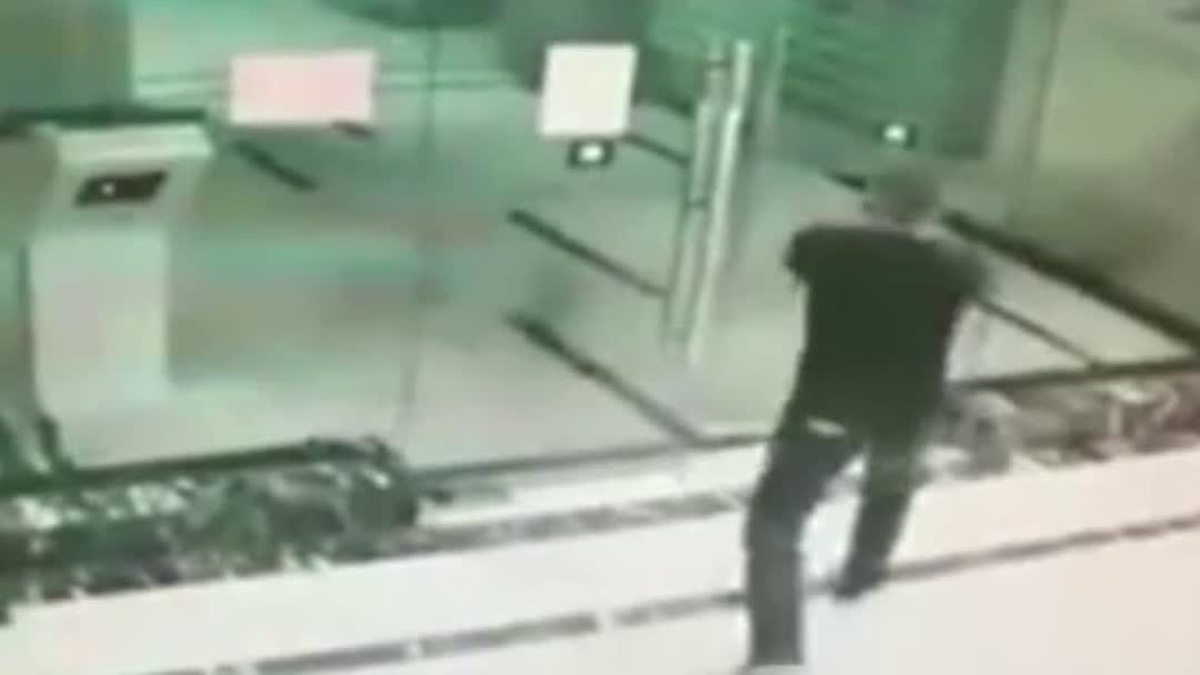 业主半夜出门忘带门禁卡 疯狂踢踹顶碎玻璃门