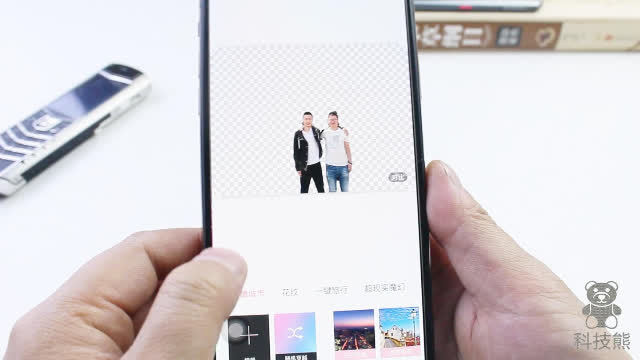 隐藏小科技:给多个人物照片换背景用手机就能操作