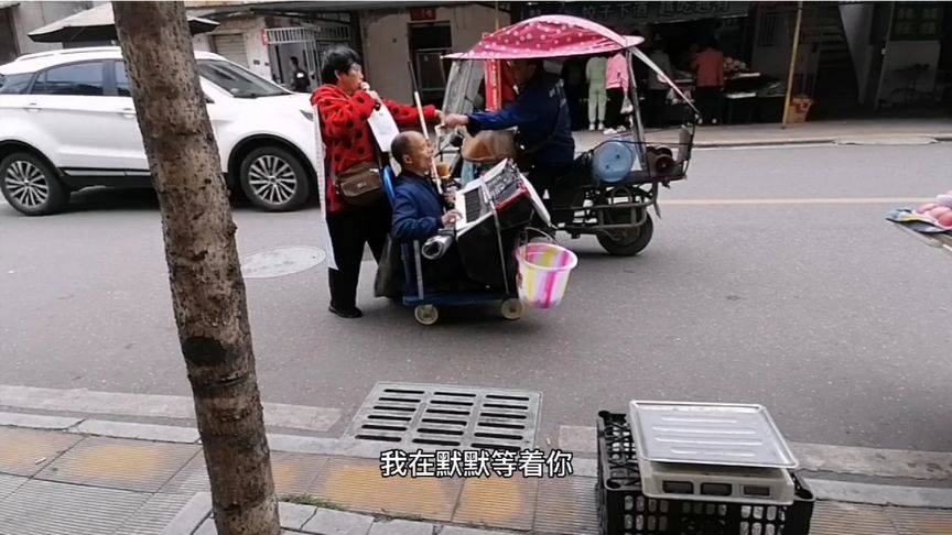 大街上看到残疾人乞讨,你会给钱吗?