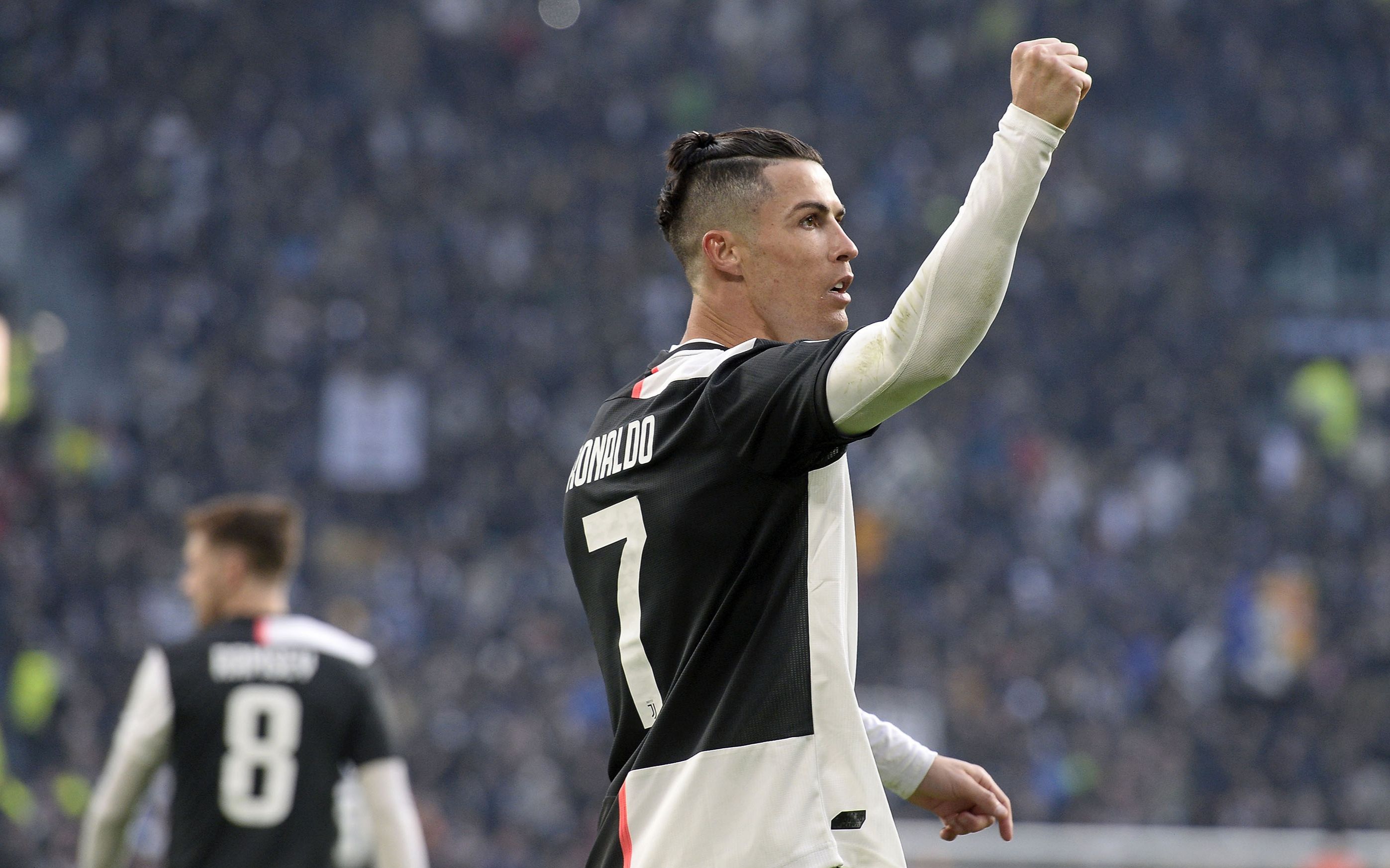 4万人见证!34岁C罗疯狂爆发:戴帽+50米助攻,一战缔造2大纪录