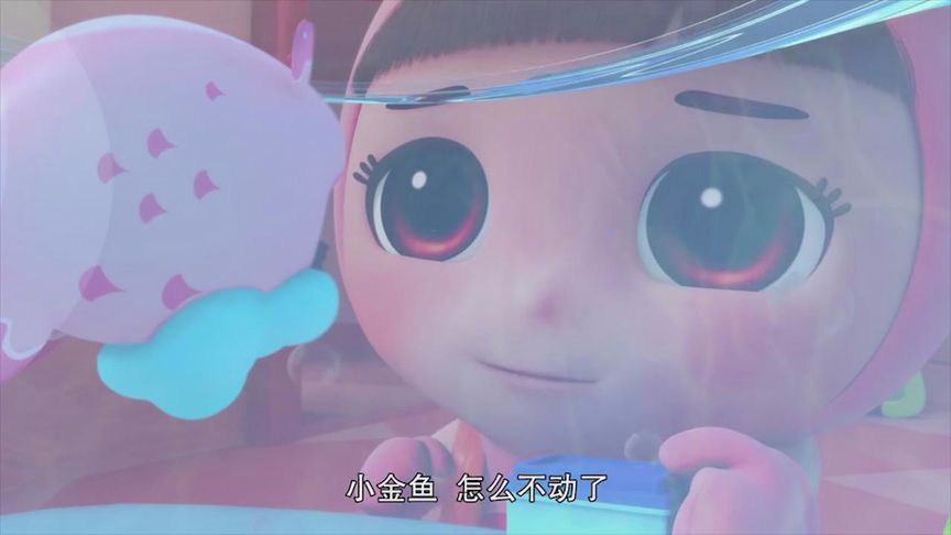 百变校巴:迪迪给金鱼喂食,金鱼一动不动,肚子也飘在上面