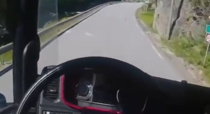 POV欧卡既视感,驾驶斯堪尼亚卡车在山路上行驶