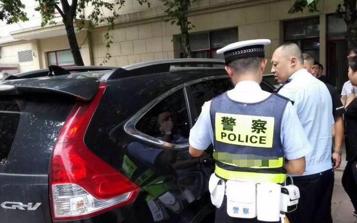 女司机驾驶路虎拒绝检查,北京交警破窗执法获点赞