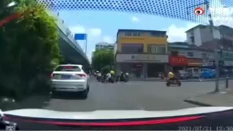 #交通安全 小哥这电动车骑的真的绝了