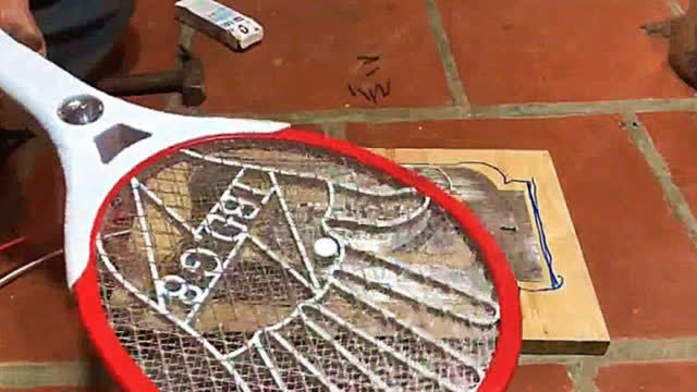 电蚊拍的电力有多大?牛人把它改装成捕鼠器