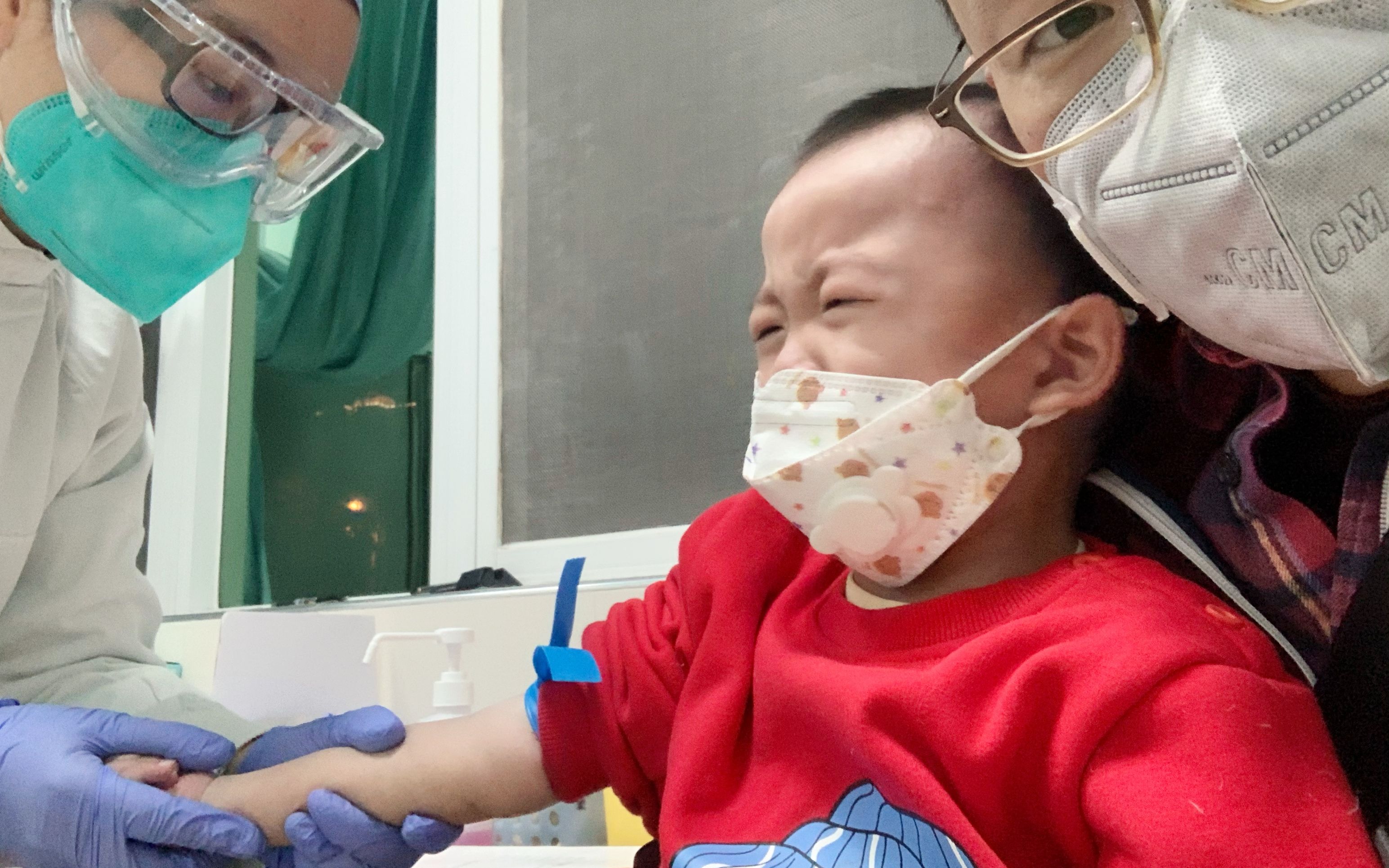 湖北返穗隔离:把妻子挡在门外 儿子却突然发烧