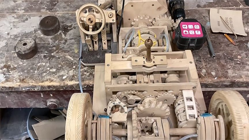 太牛了!用木头制作一辆汽车模型,启动那一刻,真是大开眼界啊