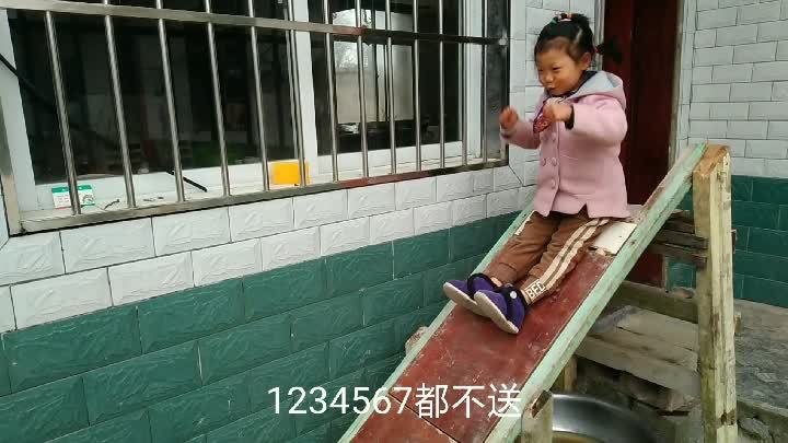 农村小伙花一个小时制作的简易滑滑梯,闺女超级喜欢,全场玩嗨了