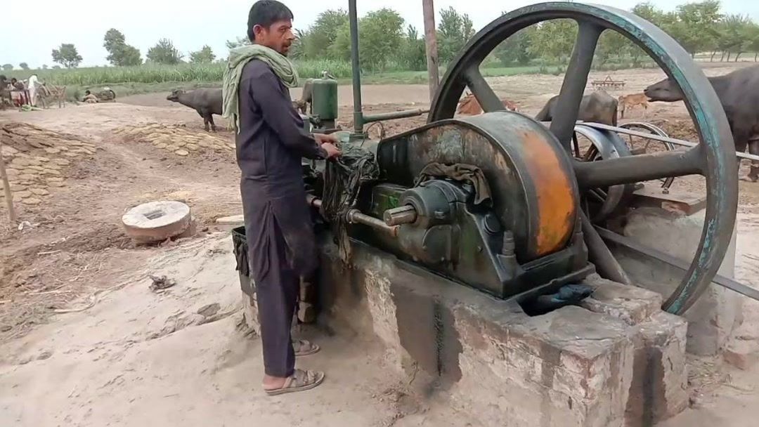 印度人的古董发动机,启动需要多人操作,他们农业生产就靠这个