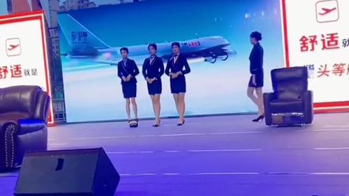 礼仪空姐演出现场,离场时属实有些尴尬,同事在敬礼她却提前走了