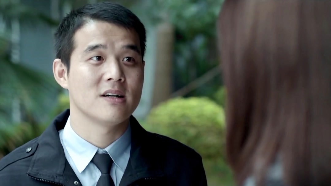 应采儿走出小区,保安却警告美女小心行事