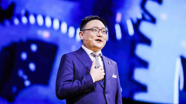 罗振宇:电动车在水里比燃油车更安全。网友:误人子弟