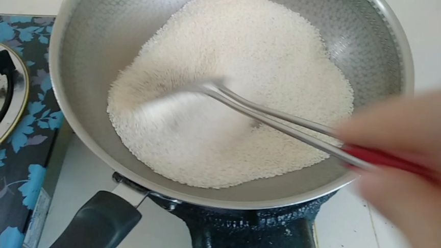 炒米茶制作中