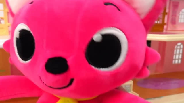 少儿乐园:小动物进行露天音乐表演