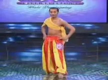 小伙的肚皮想要啥形状就有啥形状,能屈能伸还会自己动