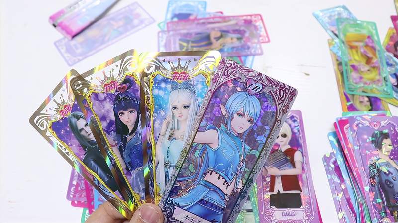 叶罗丽卡片:又一盒晶钻5弹,父子一人10包PK谁能赢?