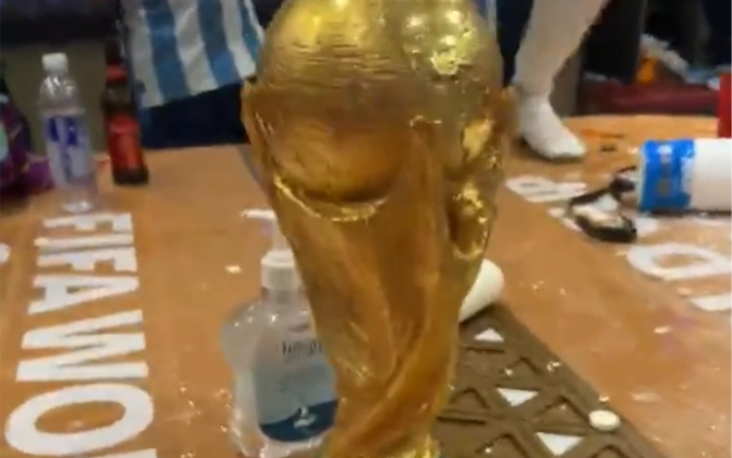 ...直播-阿根廷2022卡塔尔世界杯夺冠后更衣室和大巴游行现场(无翻译)