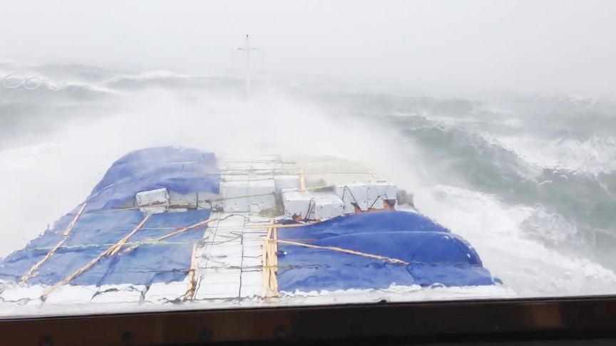 当万吨巨轮在深海碰到暴风雨,场面太震撼