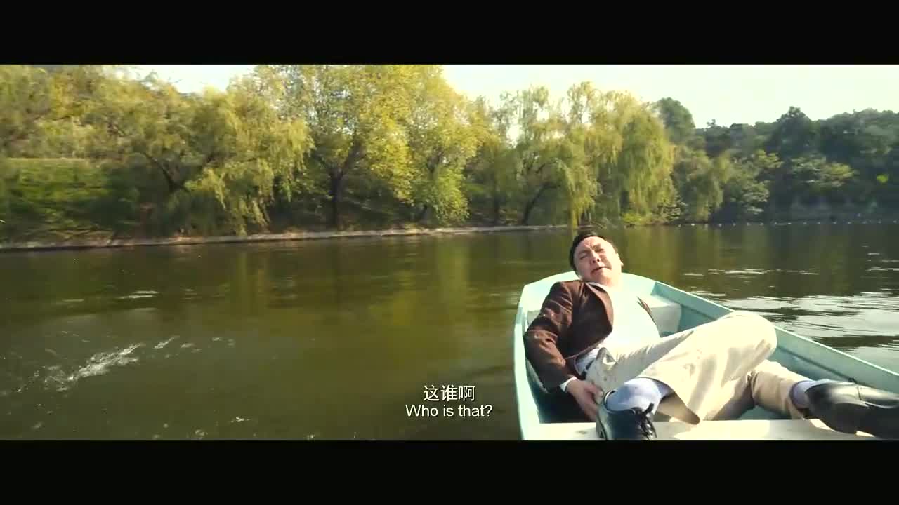 影视:小伙吃坏肚子,没地方上厕所,竟然跳进水里解决