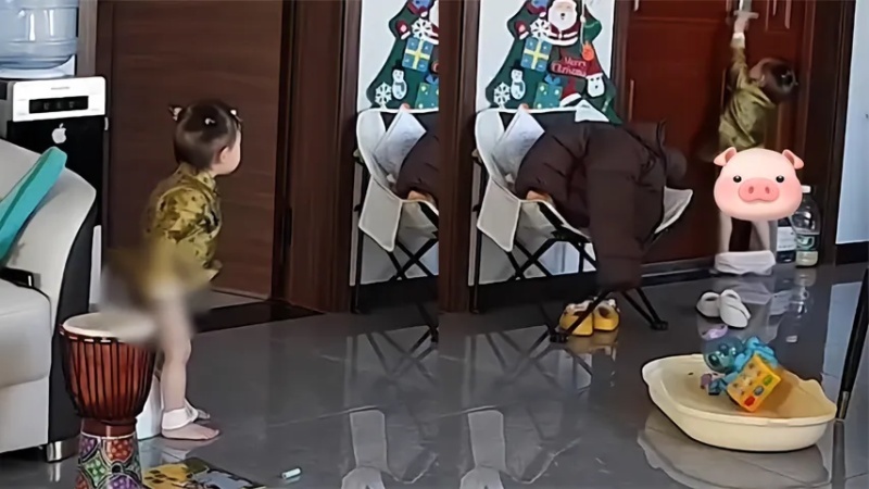 妈妈换密码锁将自己锁门外,女娃上厕所没提裤子去开门:真不省心