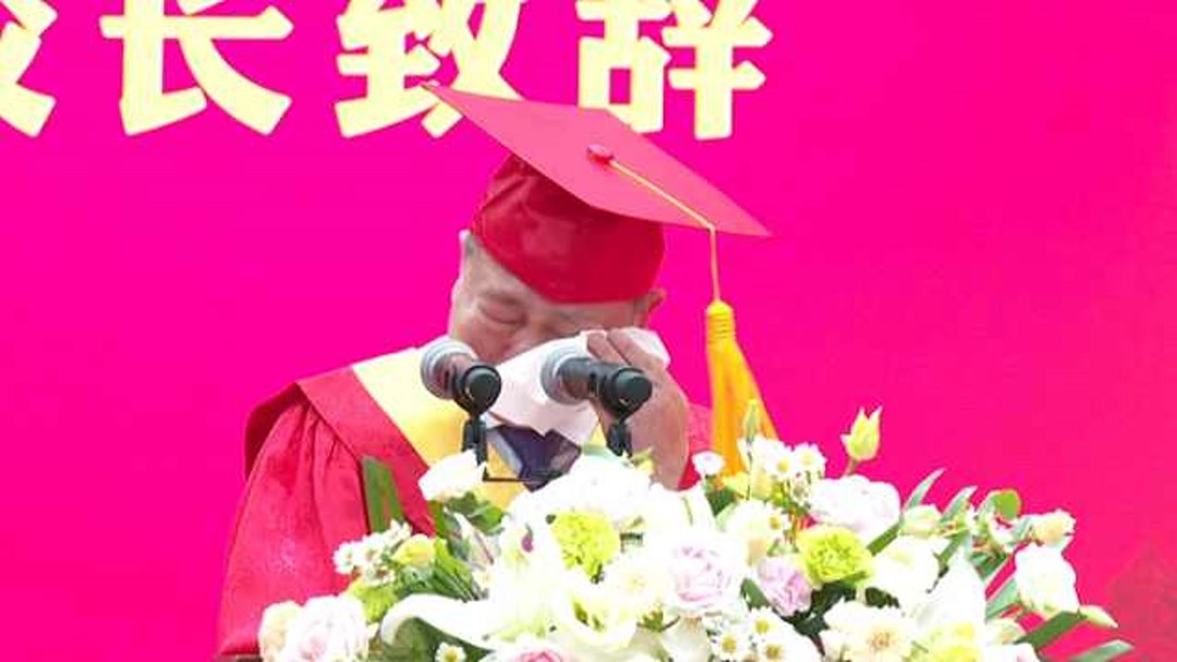 追忆因公殉职年轻校友,中南财大校长毕业典礼几度落泪