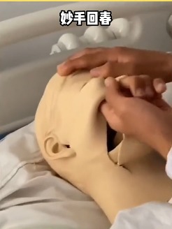 医用假人模型的眼球掉了,医学生竟这样给它按上了,网友:“妙手回春”