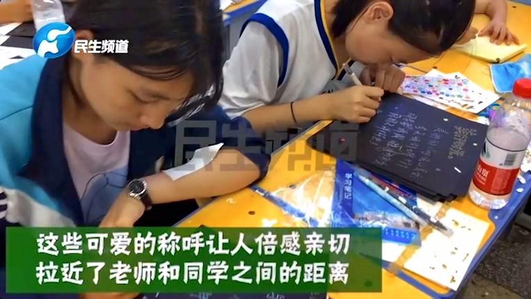 毕业生写赠言,老师“秒变”帅哥美女和小姐姐!